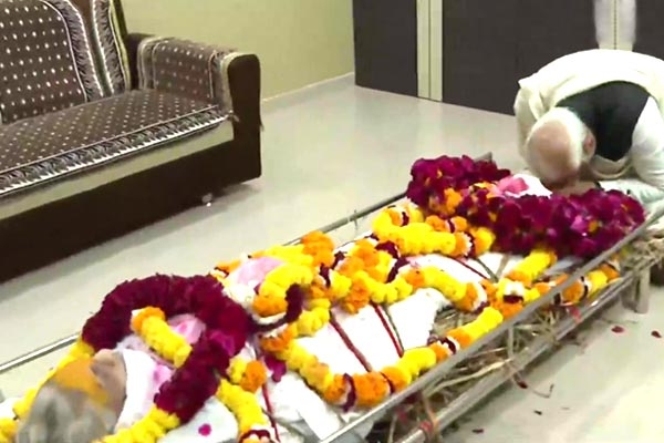 Narendra Modi's Mother Heeraben Modi Passed Away | Heeraben Modi News